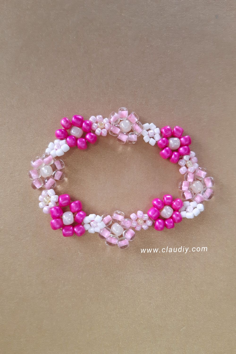 Cómo Hacer una Pulsera de Flores con Mostacillas - ClauDIY