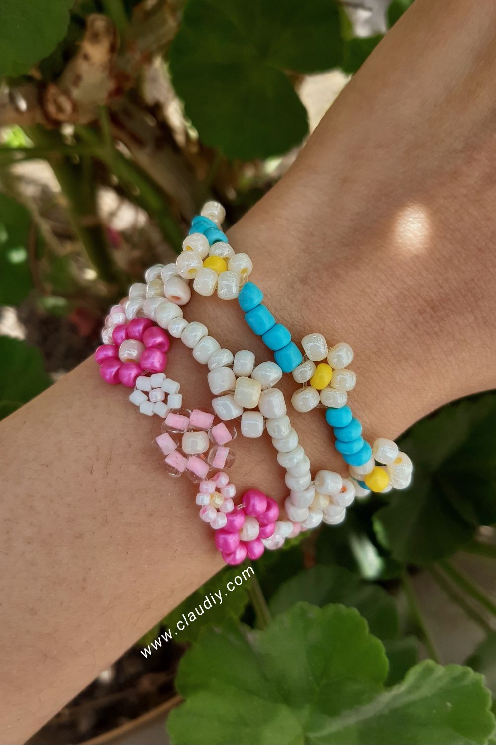 Cómo Hacer una Pulsera de Flores con Mostacillas - ClauDIY